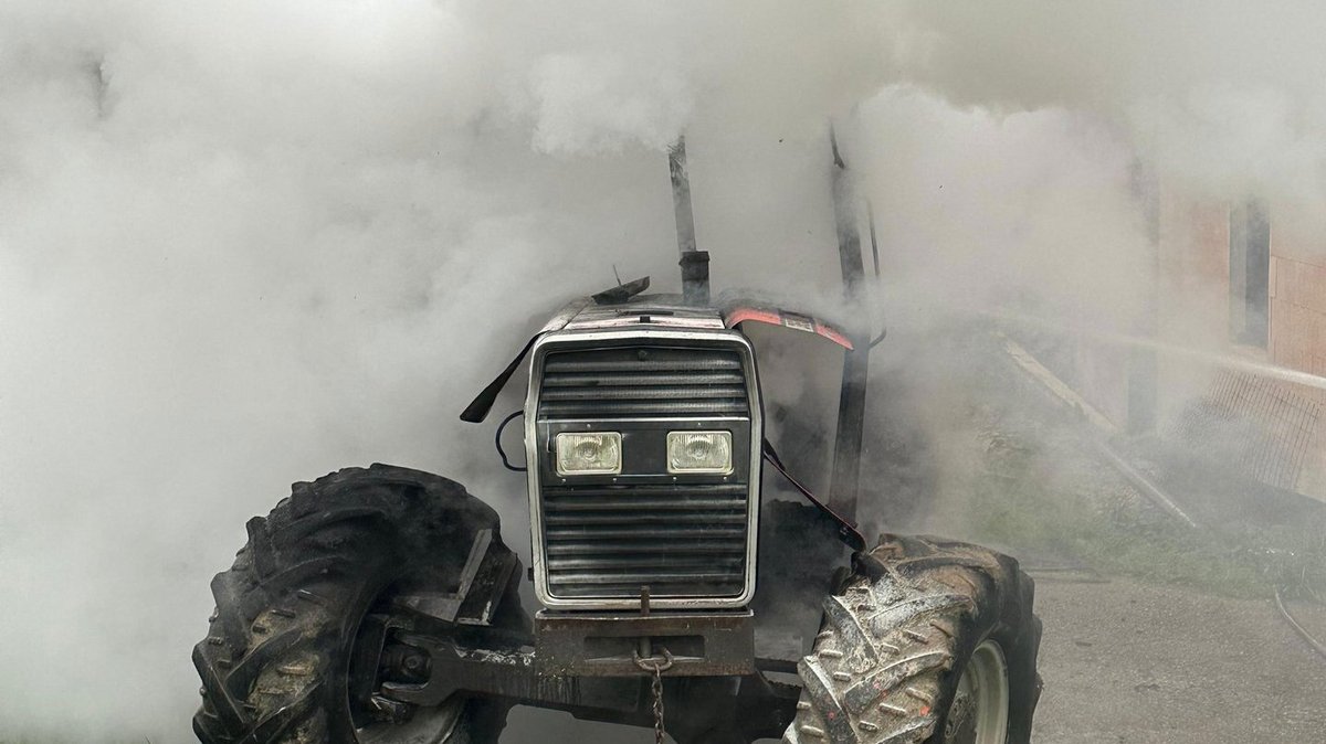 Traktor stand in Vollbrand - Bezirk Gmunden