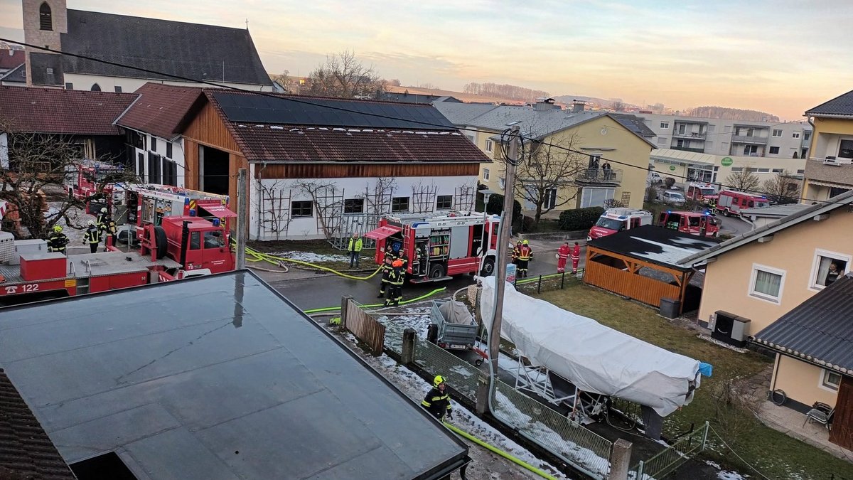Dachstuhlbrand eines Einfamilienhauses - Bezirk Gmunden